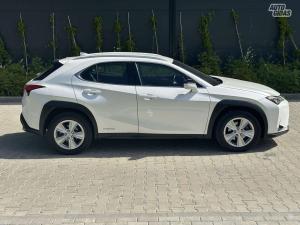 White Lexus UX 250h 2021 in Vilnius, with an engine capacity of 2.00 L and mileage of 171 thousand km for 21750 €, photo 7 on AUTOMOTO.COM.LV