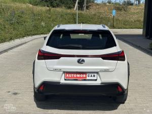 White Lexus UX 250h 2021 in Vilnius, with an engine capacity of 2.00 L and mileage of 171 thousand km for 21750 €, photo 9 on AUTOMOTO.COM.LV