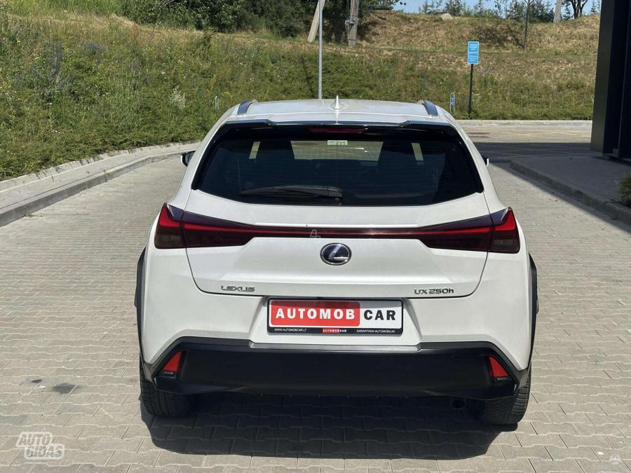 White Lexus UX 250h 2021 in Vilnius, with an engine capacity of 2.00 L and mileage of 171 thousand km for 21750 €, photo 9 on AUTOMOTO.COM.LV