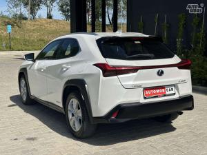 White Lexus UX 250h 2021 in Vilnius, with an engine capacity of 2.00 L and mileage of 171 thousand km for 21750 €, photo 11 on AUTOMOTO.COM.LV