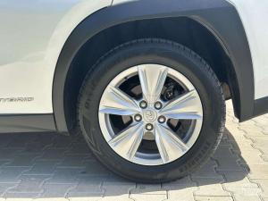 White Lexus UX 250h 2021 in Vilnius, with an engine capacity of 2.00 L and mileage of 171 thousand km for 21750 €, photo 13 on AUTOMOTO.COM.LV
