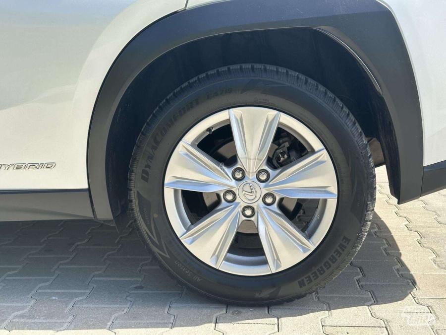 White Lexus UX 250h 2021 in Vilnius, with an engine capacity of 2.00 L and mileage of 171 thousand km for 21750 €, photo 13 on AUTOMOTO.COM.LV