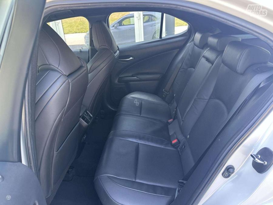 White Lexus UX 250h 2021 in Vilnius, with an engine capacity of 2.00 L and mileage of 171 thousand km for 21750 €, photo 16 on AUTOMOTO.COM.LV