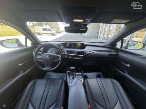 White Lexus UX 250h 2021 in Vilnius, with an engine capacity of 2.00 L and mileage of 171 thousand km for 21750 €, photo 17 on AUTOMOTO.COM.LV