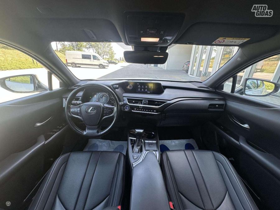 White Lexus UX 250h 2021 in Vilnius, with an engine capacity of 2.00 L and mileage of 171 thousand km for 21750 €, photo 17 on AUTOMOTO.COM.LV