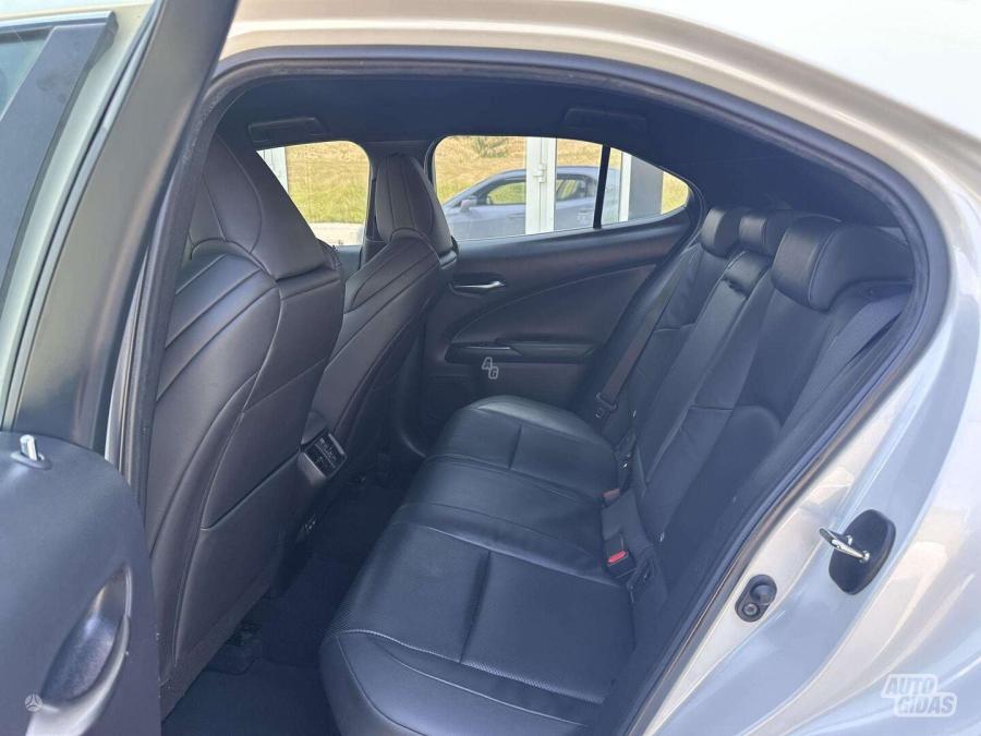 White Lexus UX 250h 2021 in Vilnius, with an engine capacity of 2.00 L and mileage of 171 thousand km for 21750 €, photo 18 on AUTOMOTO.COM.LV