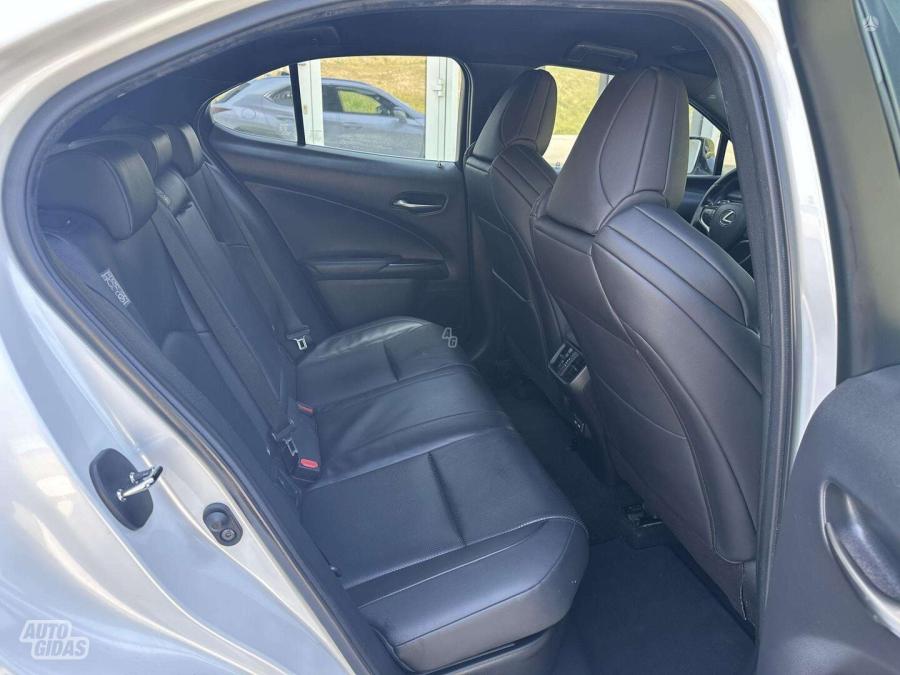 White Lexus UX 250h 2021 in Vilnius, with an engine capacity of 2.00 L and mileage of 171 thousand km for 21750 €, photo 19 on AUTOMOTO.COM.LV