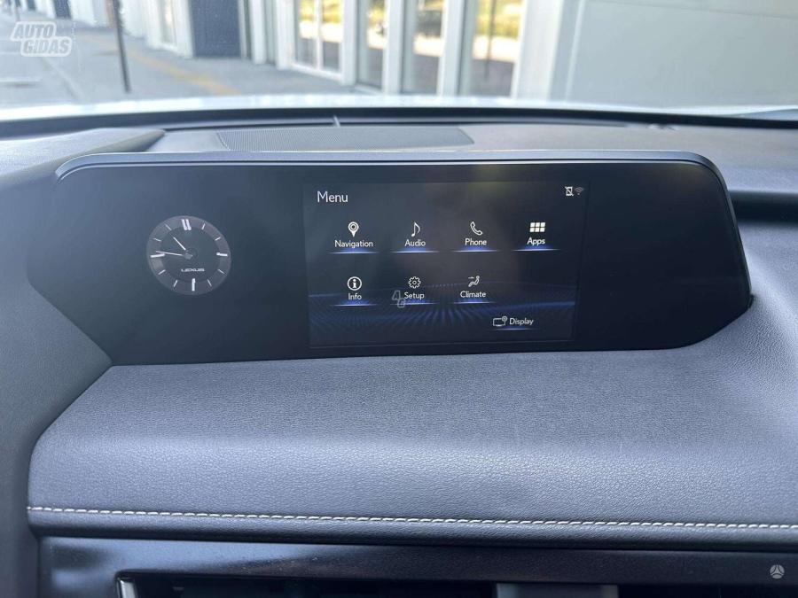 White Lexus UX 250h 2021 in Vilnius, with an engine capacity of 2.00 L and mileage of 171 thousand km for 21750 €, photo 24 on AUTOMOTO.COM.LV