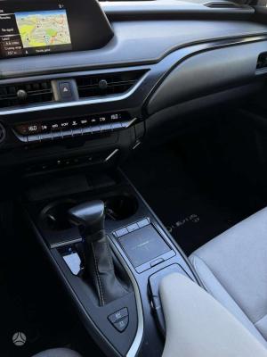 Белый Лексус UX 250h 2021 в Вильнюс, объемом двигателя 1.99 л и пробегом 141 тыс. км за 21500 €, фото 20 на AUTOMOTO.COM.LV