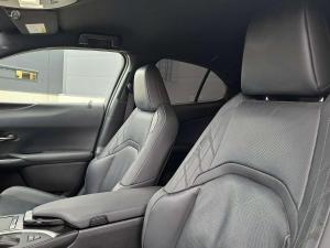 Белый Лексус UX 250h 2021 в Шяуляй, объемом двигателя 1.99 л и пробегом 87 тыс. км за 23750 €, фото 19 на AUTOMOTO.COM.LV