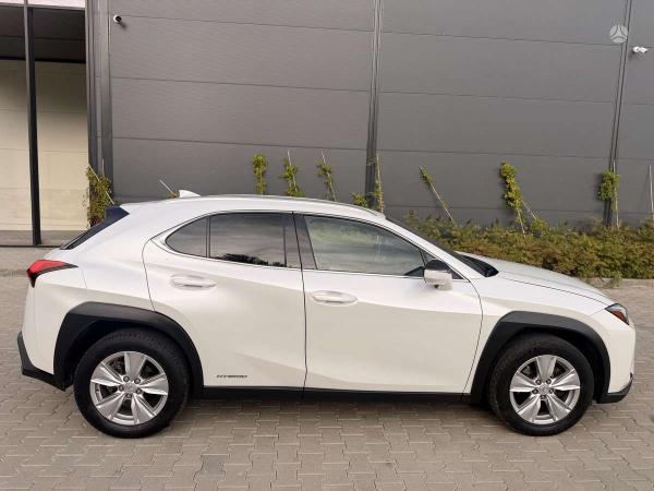 White Lexus UX 250h 2021 in Vilnius, with an engine capacity of 1.99 L and mileage of 171 thousand km for 21750 €, photo 5 on AUTOMOTO.COM.LV