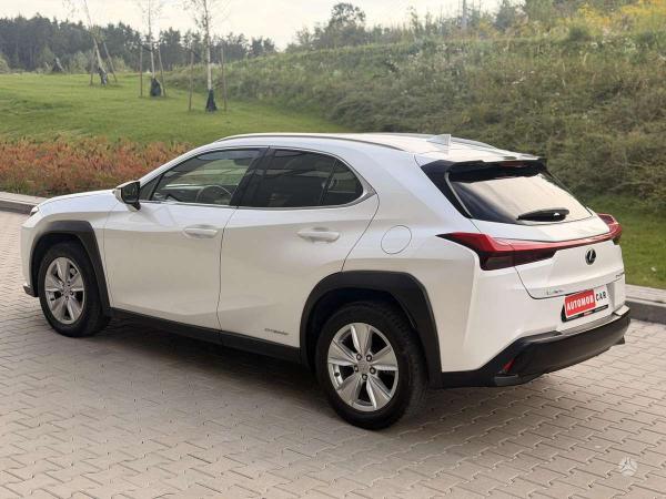 White Lexus UX 250h 2021 in Vilnius, with an engine capacity of 1.99 L and mileage of 171 thousand km for 21750 €, photo 8 on AUTOMOTO.COM.LV