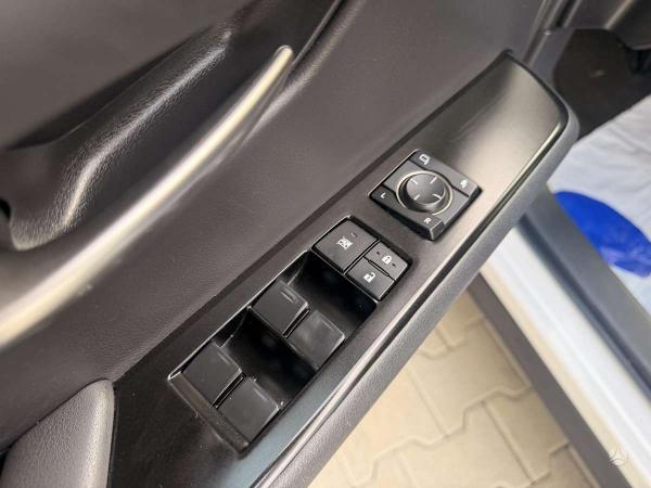 White Lexus UX 250h 2021 in Vilnius, with an engine capacity of 1.99 L and mileage of 171 thousand km for 21750 €, photo 10 on AUTOMOTO.COM.LV