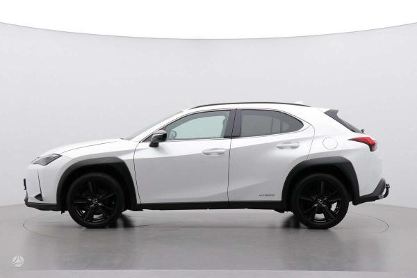 White Lexus UX 250h 2021 in Vilnius, with an engine capacity of 1.99 L and mileage of 90 thousand km for 25900 €, photo 5 on AUTOMOTO.COM.LV