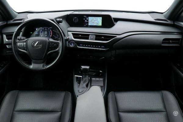 White Lexus UX 250h 2021 in Vilnius, with an engine capacity of 1.99 L and mileage of 90 thousand km for 25900 €, photo 8 on AUTOMOTO.COM.LV