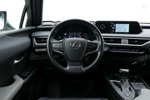 White Lexus UX 250h 2021 in Vilnius, with an engine capacity of 1.99 L and mileage of 90 thousand km for 25900 €, photo 9 on AUTOMOTO.COM.LV