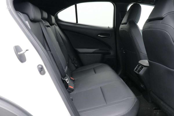 White Lexus UX 250h 2021 in Vilnius, with an engine capacity of 1.99 L and mileage of 90 thousand km for 25900 €, photo 11 on AUTOMOTO.COM.LV