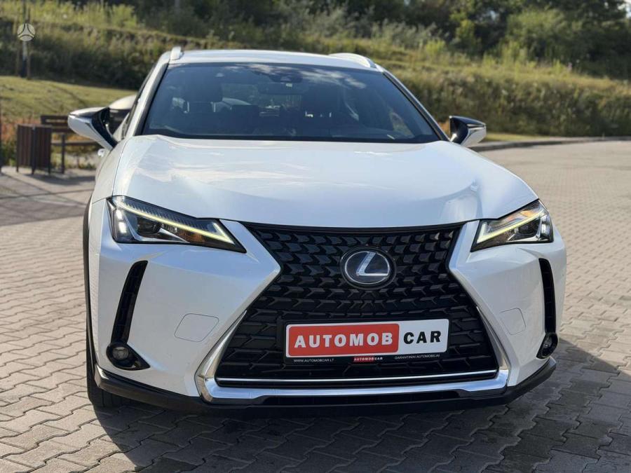 White Lexus UX 250h 2022 in Vilnius, with an engine capacity of 1.99 L and mileage of 104 thousand km for 24300 €, photo 3 on AUTOMOTO.COM.LV