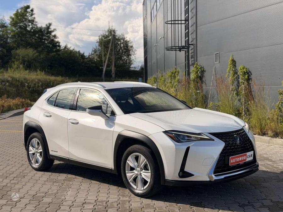White Lexus UX 250h 2022 in Vilnius, with an engine capacity of 1.99 L and mileage of 104 thousand km for 24300 €, photo 4 on AUTOMOTO.COM.LV