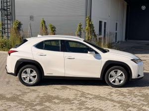 White Lexus UX 250h 2022 in Vilnius, with an engine capacity of 1.99 L and mileage of 104 thousand km for 24300 €, photo 5 on AUTOMOTO.COM.LV