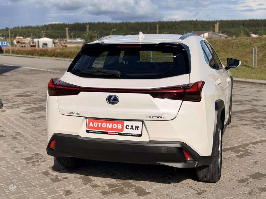 White Lexus UX 250h 2022 in Vilnius, with an engine capacity of 1.99 L and mileage of 104 thousand km for 24300 €, photo 6 on AUTOMOTO.COM.LV