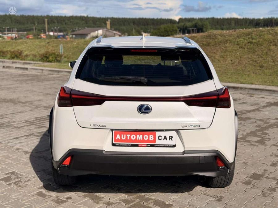 White Lexus UX 250h 2022 in Vilnius, with an engine capacity of 1.99 L and mileage of 104 thousand km for 24300 €, photo 7 on AUTOMOTO.COM.LV
