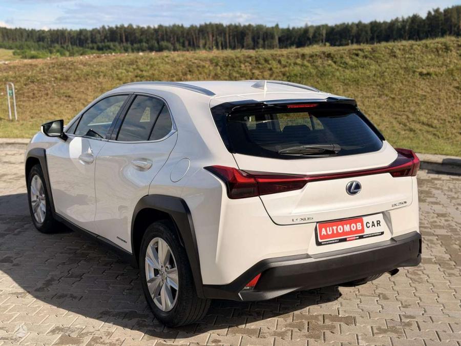 White Lexus UX 250h 2022 in Vilnius, with an engine capacity of 1.99 L and mileage of 104 thousand km for 24300 €, photo 8 on AUTOMOTO.COM.LV