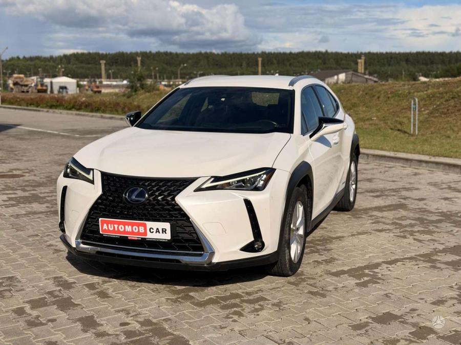 White Lexus UX 250h 2022 in Vilnius, with an engine capacity of 1.99 L and mileage of 104 thousand km for 24300 €, photo 10 on AUTOMOTO.COM.LV