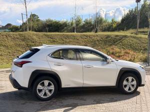 White Lexus UX 250h 2022 in Vilnius, with an engine capacity of 1.99 L and mileage of 104 thousand km for 24300 €, photo 13 on AUTOMOTO.COM.LV