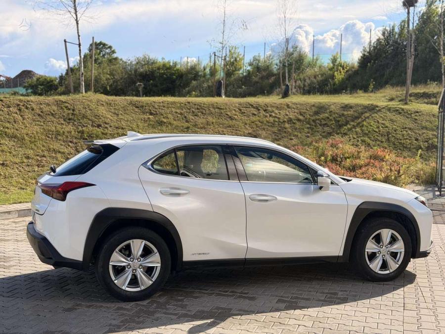 White Lexus UX 250h 2022 in Vilnius, with an engine capacity of 1.99 L and mileage of 104 thousand km for 24300 €, photo 13 on AUTOMOTO.COM.LV