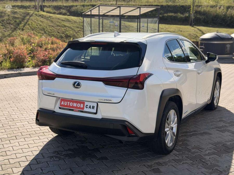 White Lexus UX 250h 2022 in Vilnius, with an engine capacity of 1.99 L and mileage of 104 thousand km for 24300 €, photo 14 on AUTOMOTO.COM.LV