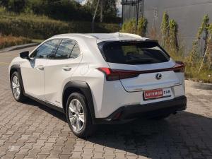 White Lexus UX 250h 2022 in Vilnius, with an engine capacity of 1.99 L and mileage of 104 thousand km for 24300 €, photo 16 on AUTOMOTO.COM.LV