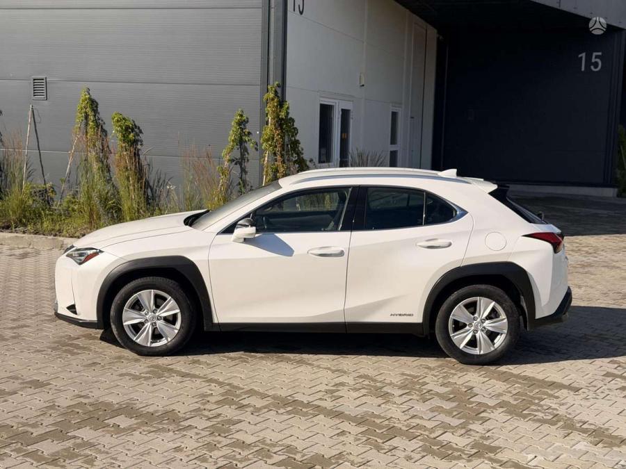 White Lexus UX 250h 2022 in Vilnius, with an engine capacity of 1.99 L and mileage of 104 thousand km for 24300 €, photo 17 on AUTOMOTO.COM.LV