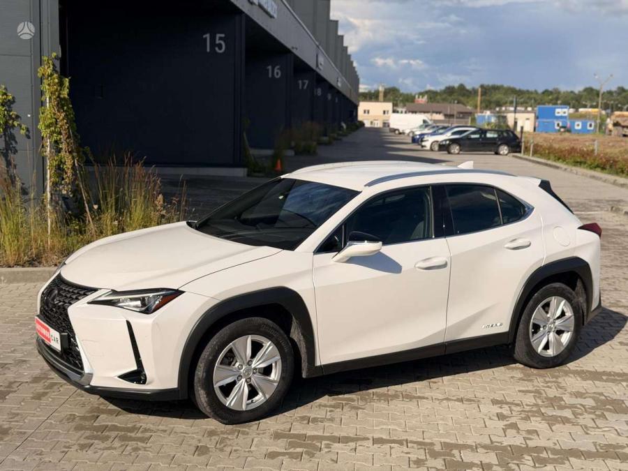 White Lexus UX 250h 2022 in Vilnius, with an engine capacity of 1.99 L and mileage of 104 thousand km for 24300 €, photo 18 on AUTOMOTO.COM.LV