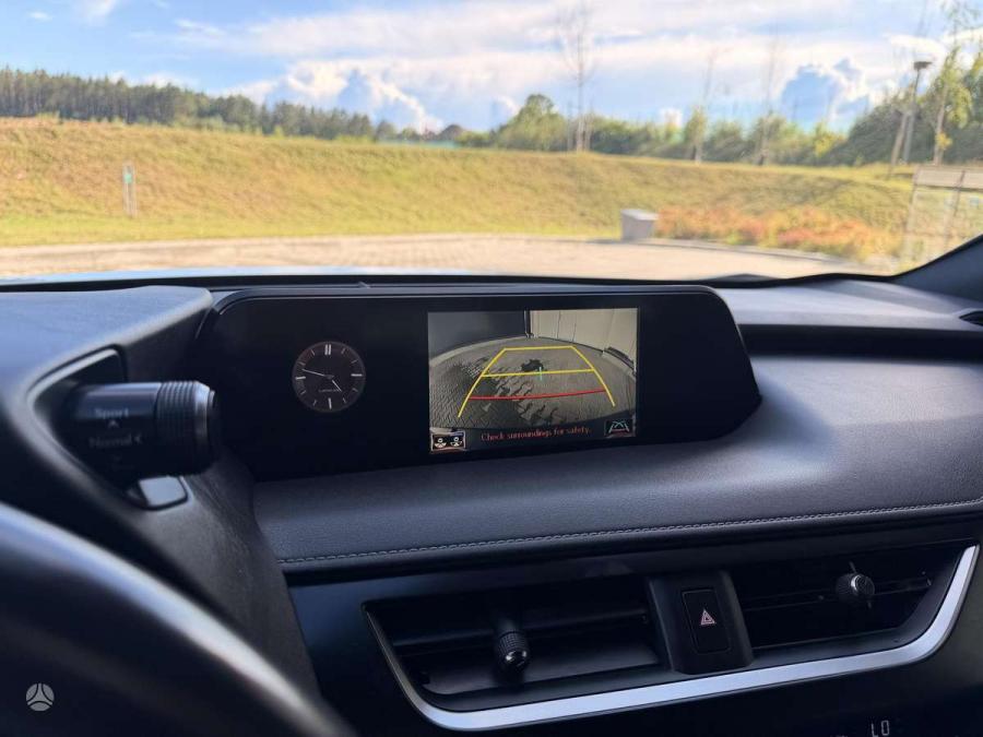 White Lexus UX 250h 2022 in Vilnius, with an engine capacity of 1.99 L and mileage of 104 thousand km for 24300 €, photo 21 on AUTOMOTO.COM.LV