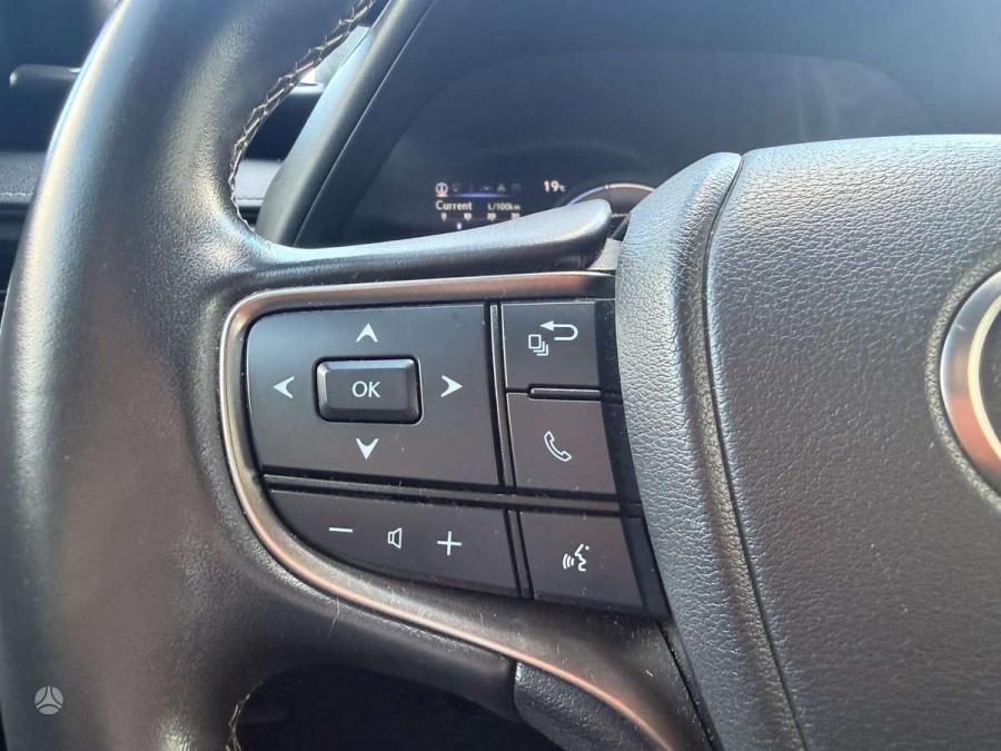 White Lexus UX 250h 2022 in Vilnius, with an engine capacity of 1.99 L and mileage of 104 thousand km for 24300 €, photo 26 on AUTOMOTO.COM.LV