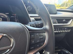 White Lexus UX 250h 2022 in Vilnius, with an engine capacity of 1.99 L and mileage of 104 thousand km for 24300 €, photo 27 on AUTOMOTO.COM.LV