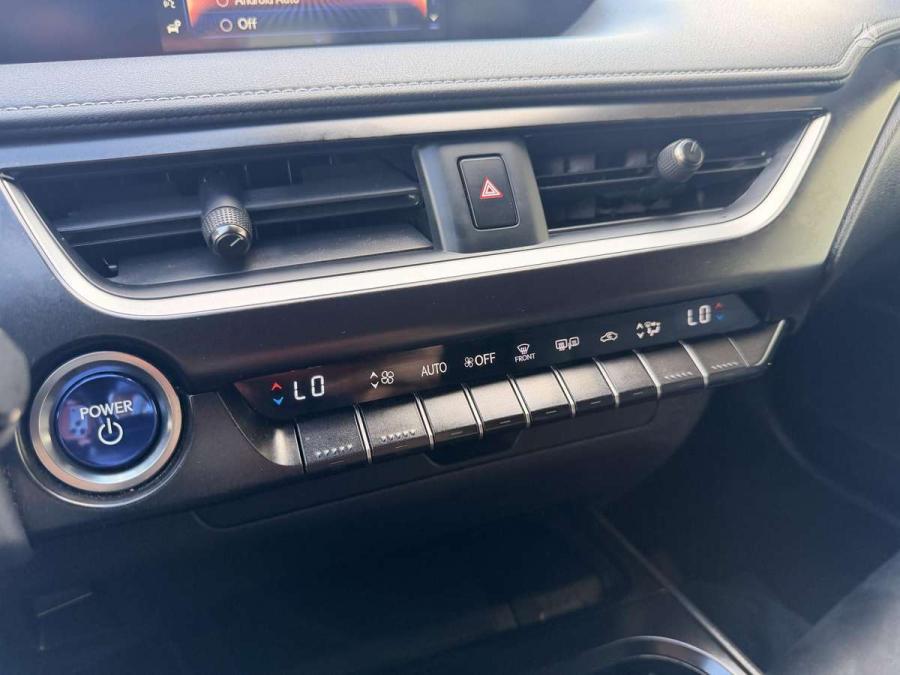 White Lexus UX 250h 2022 in Vilnius, with an engine capacity of 1.99 L and mileage of 104 thousand km for 24300 €, photo 28 on AUTOMOTO.COM.LV