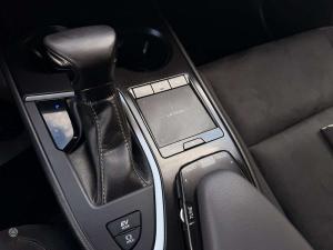 White Lexus UX 250h 2022 in Vilnius, with an engine capacity of 1.99 L and mileage of 104 thousand km for 24300 €, photo 29 on AUTOMOTO.COM.LV