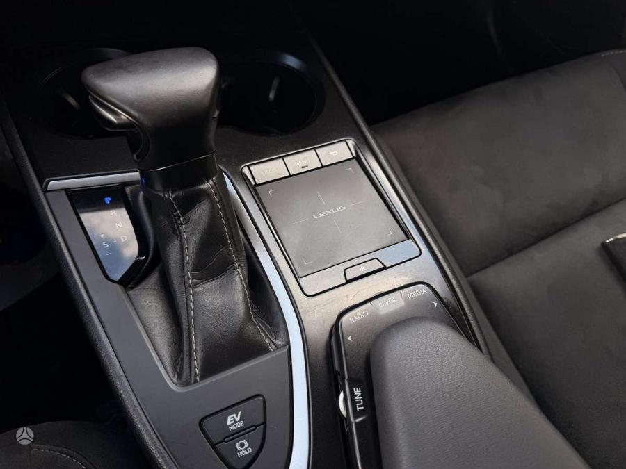 White Lexus UX 250h 2022 in Vilnius, with an engine capacity of 1.99 L and mileage of 104 thousand km for 24300 €, photo 29 on AUTOMOTO.COM.LV
