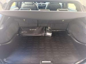 White Lexus UX 250h 2022 in Vilnius, with an engine capacity of 1.99 L and mileage of 104 thousand km for 24300 €, photo 33 on AUTOMOTO.COM.LV