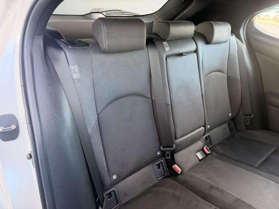 White Lexus UX 250h 2022 in Vilnius, with an engine capacity of 1.99 L and mileage of 104 thousand km for 24300 €, photo 34 on AUTOMOTO.COM.LV