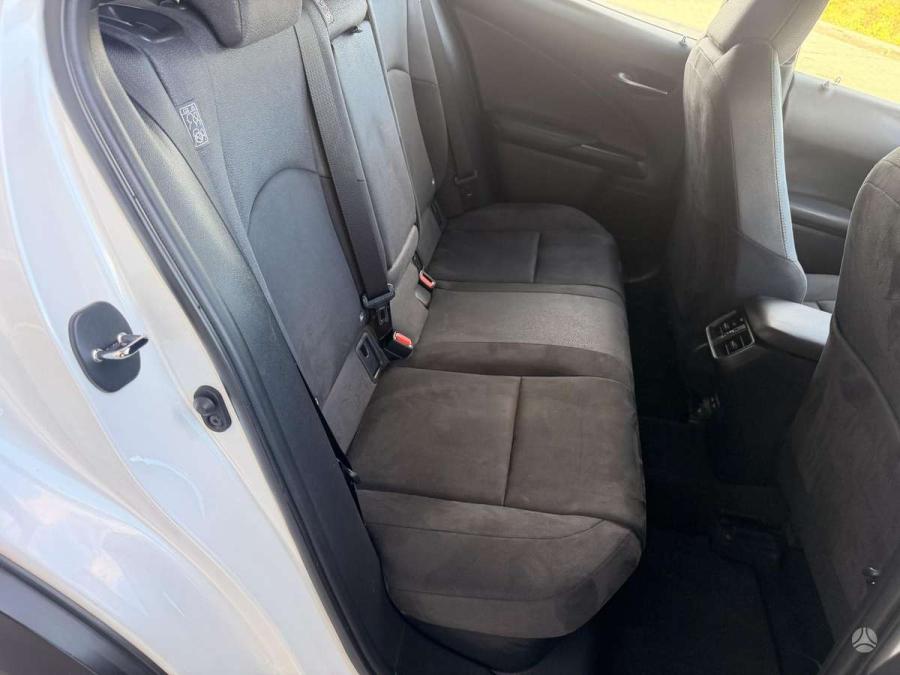 White Lexus UX 250h 2022 in Vilnius, with an engine capacity of 1.99 L and mileage of 104 thousand km for 24300 €, photo 36 on AUTOMOTO.COM.LV