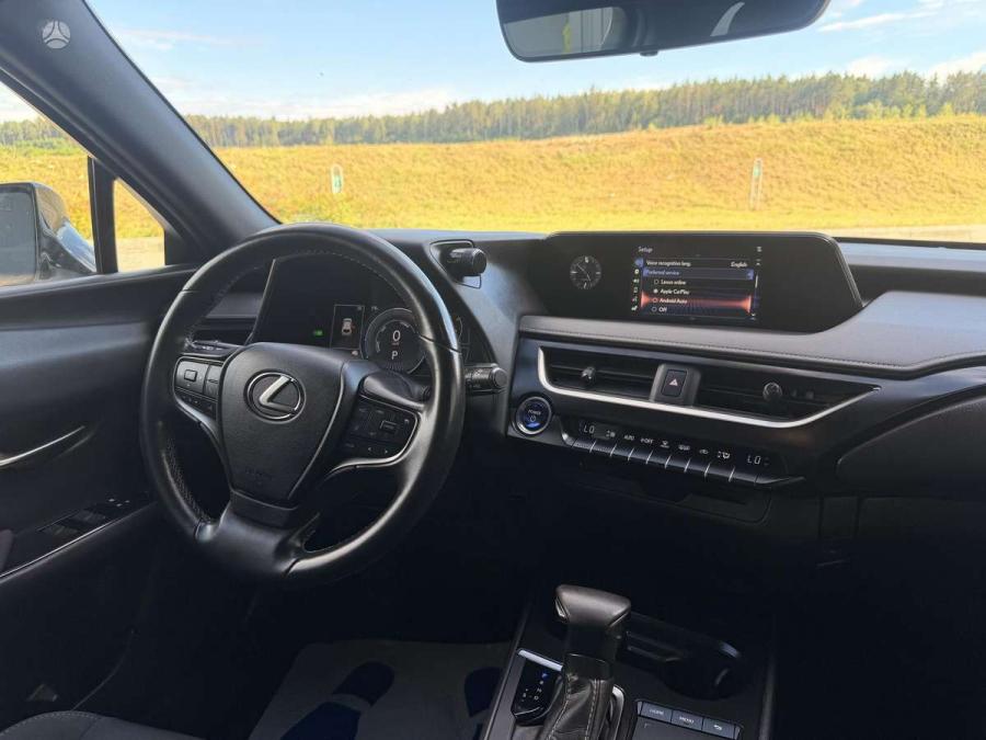 White Lexus UX 250h 2022 in Vilnius, with an engine capacity of 1.99 L and mileage of 104 thousand km for 24300 €, photo 37 on AUTOMOTO.COM.LV