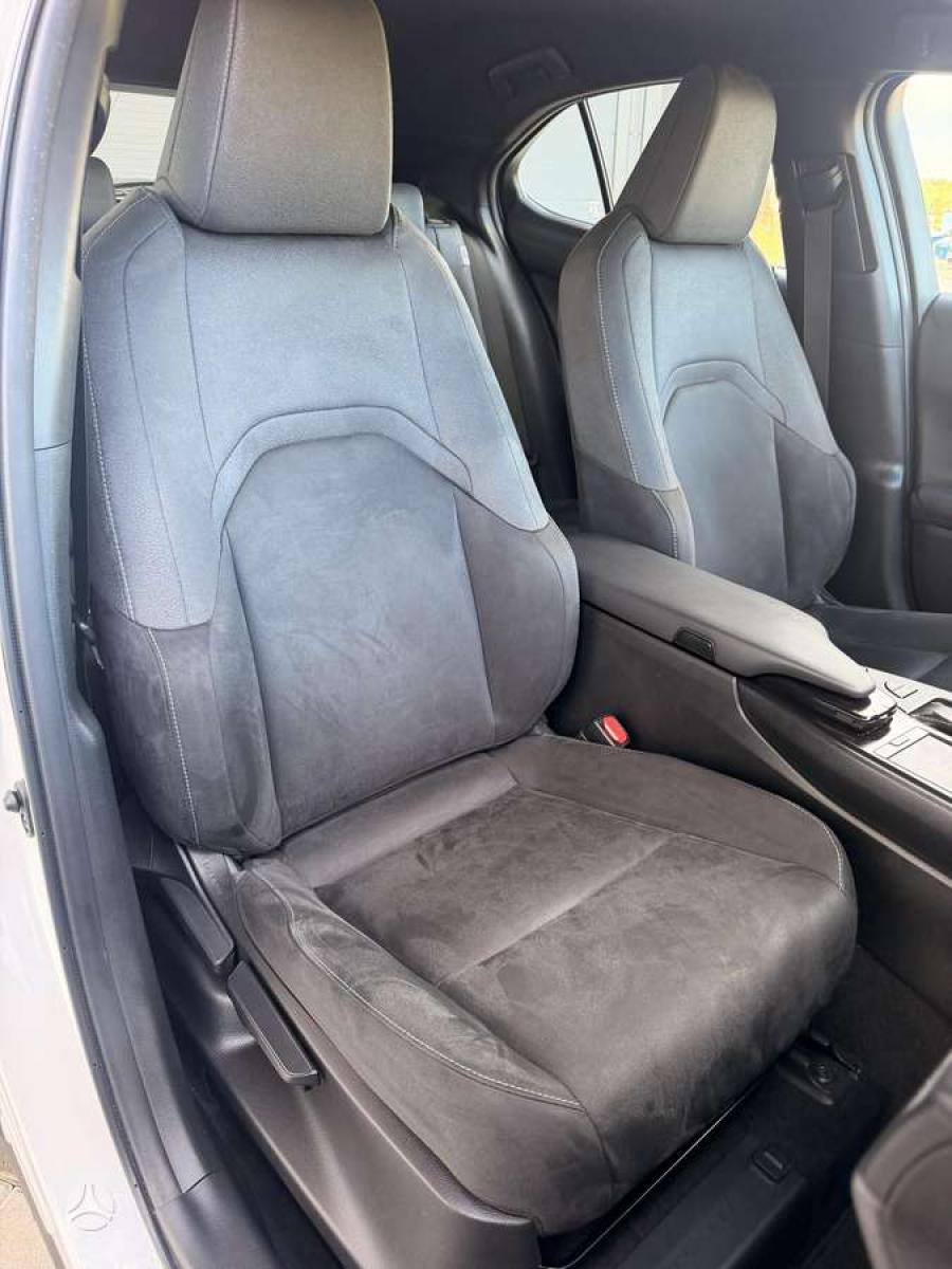 White Lexus UX 250h 2022 in Vilnius, with an engine capacity of 1.99 L and mileage of 104 thousand km for 24300 €, photo 38 on AUTOMOTO.COM.LV
