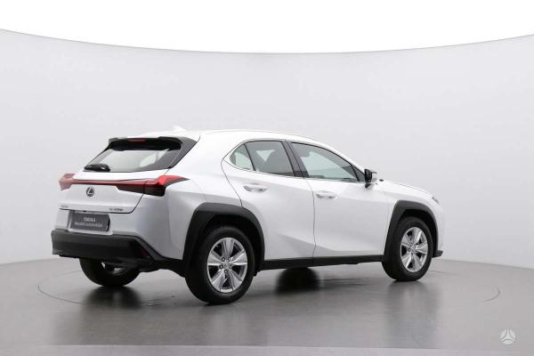 White Lexus UX 250h 2022 in Vilnius, with an engine capacity of 1.99 L and mileage of 44 thousand km for 26900 €, photo 2 on AUTOMOTO.COM.LV
