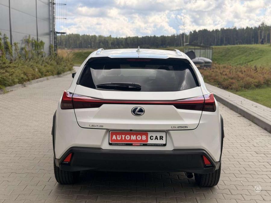 Белый Лексус UX 250h 2022 в Вильнюс, объемом двигателя 1.99 л и пробегом 53 тыс. км за 25900 €, фото 8 на AUTOMOTO.COM.LV