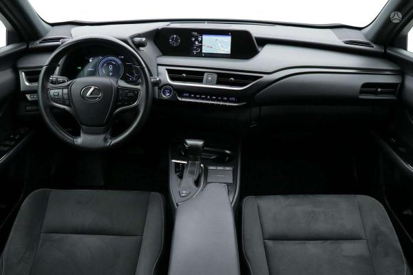 White Lexus UX 250h 2022 in Vilnius, with an engine capacity of 1.99 L and mileage of 44 thousand km for 25900 €, photo 7 on AUTOMOTO.COM.LV