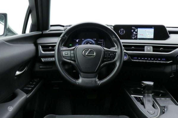 White Lexus UX 250h 2022 in Vilnius, with an engine capacity of 1.99 L and mileage of 44 thousand km for 25900 €, photo 8 on AUTOMOTO.COM.LV