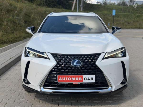 White Lexus UX 250h 2022 in Vilnius, with an engine capacity of 1.99 L and mileage of 53 thousand km for 26500 €, photo 3 on AUTOMOTO.COM.LV